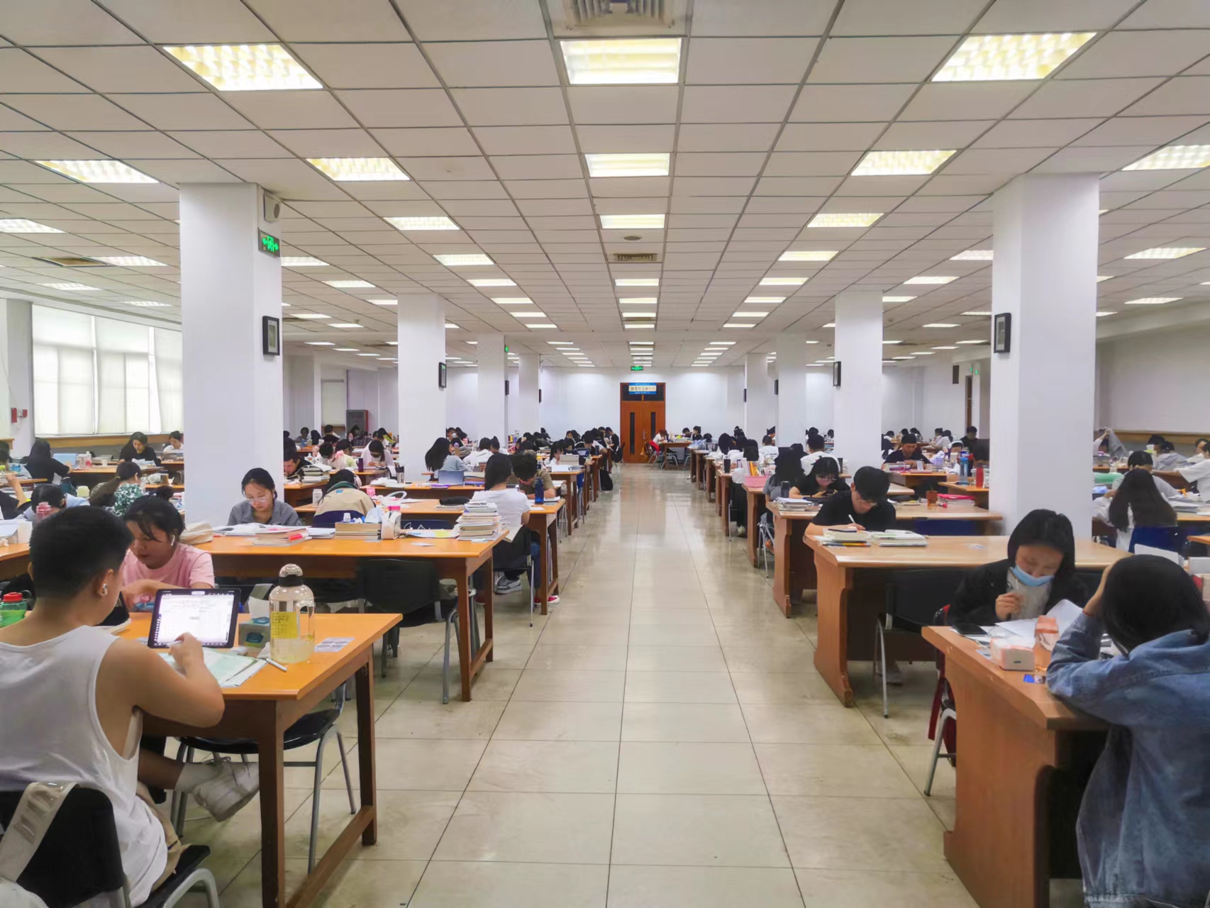 花香伴书香，勤学成时尚--图书馆呈现浓厚学习氛围-图书馆